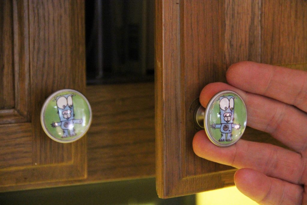 DIY cabinet knobs using your photos and Ghost Nest - TECHi